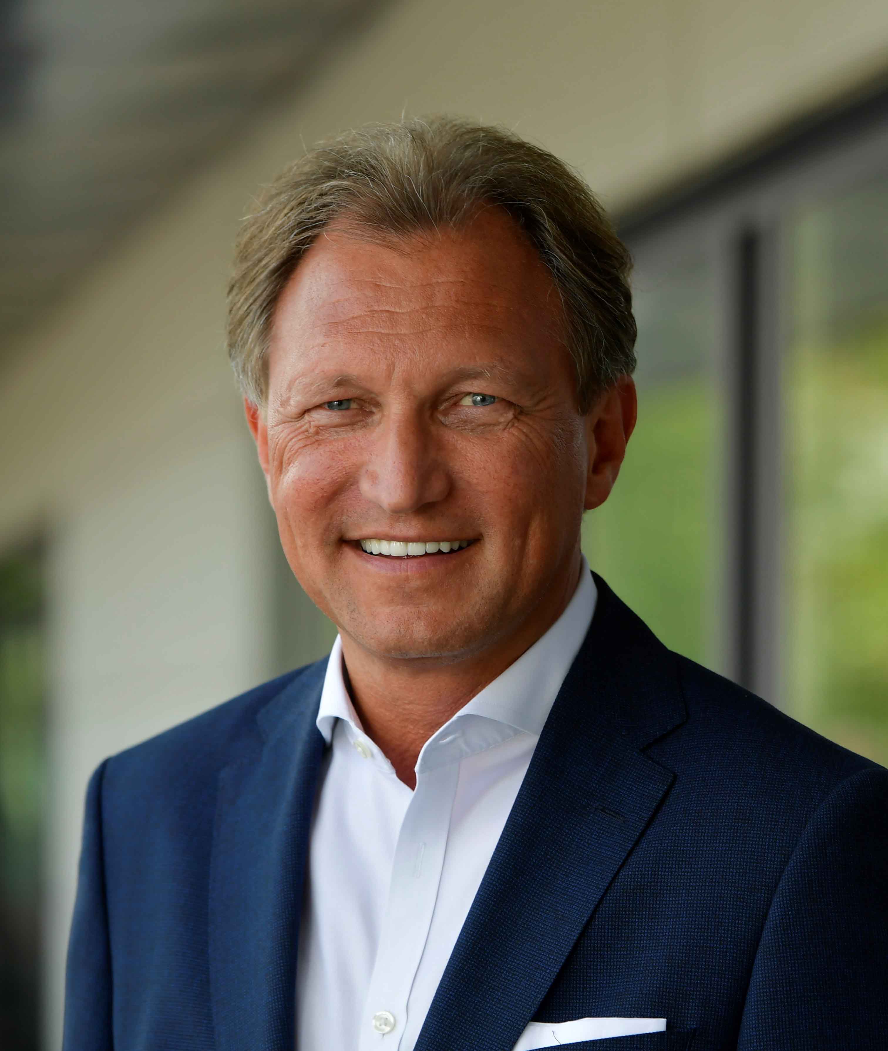 Industry Leadership Award won by Emirates Post CEO Peter Somers at ...